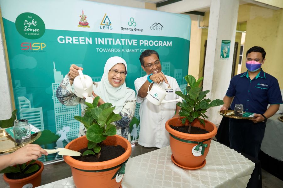 Synergy Group laksana pemasangan lampu LED bantu kediaman jimat ...